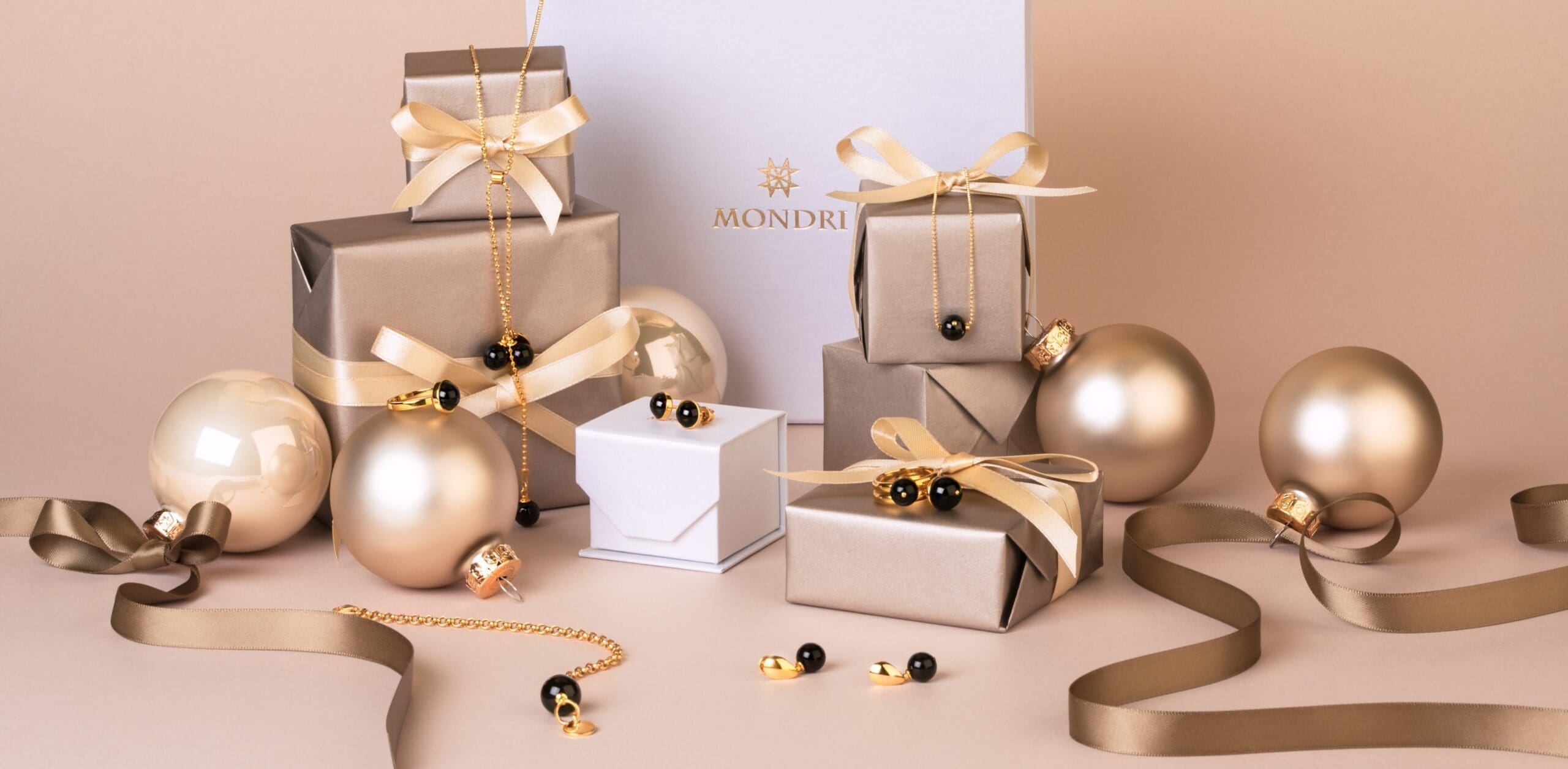 Dovanų idėjos Kalėdoms: kaip išrinkti tinkamą papuošalą? | Mondri